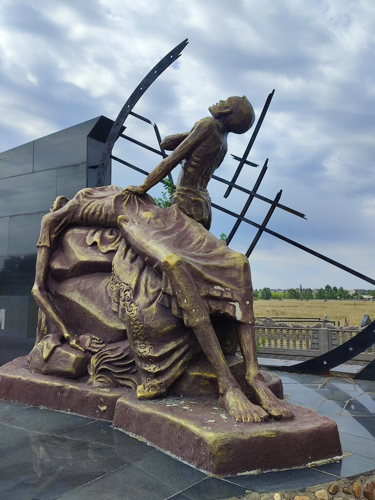 Anıt, heykel Victims of famine and political repression, Pavlodar, foto