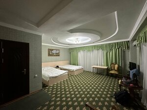 Fayz (Tashkent Region, Angren, Gulbog' mahalla fuuqarolar yig'ini), otel  Angren'den