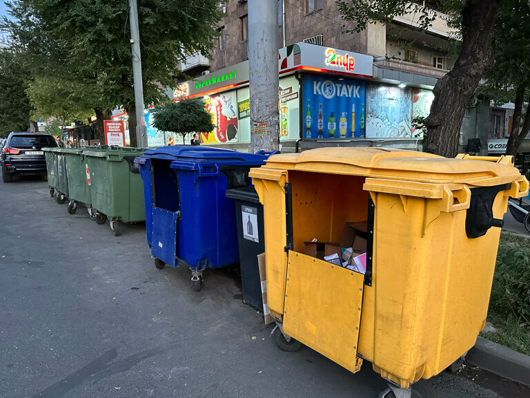 Ayrı çöp toplama noktası Waste sorting point, Erivan, foto