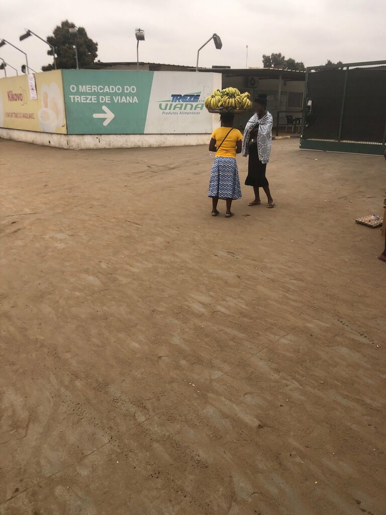 Market Treze de Viana, Loanda, foto