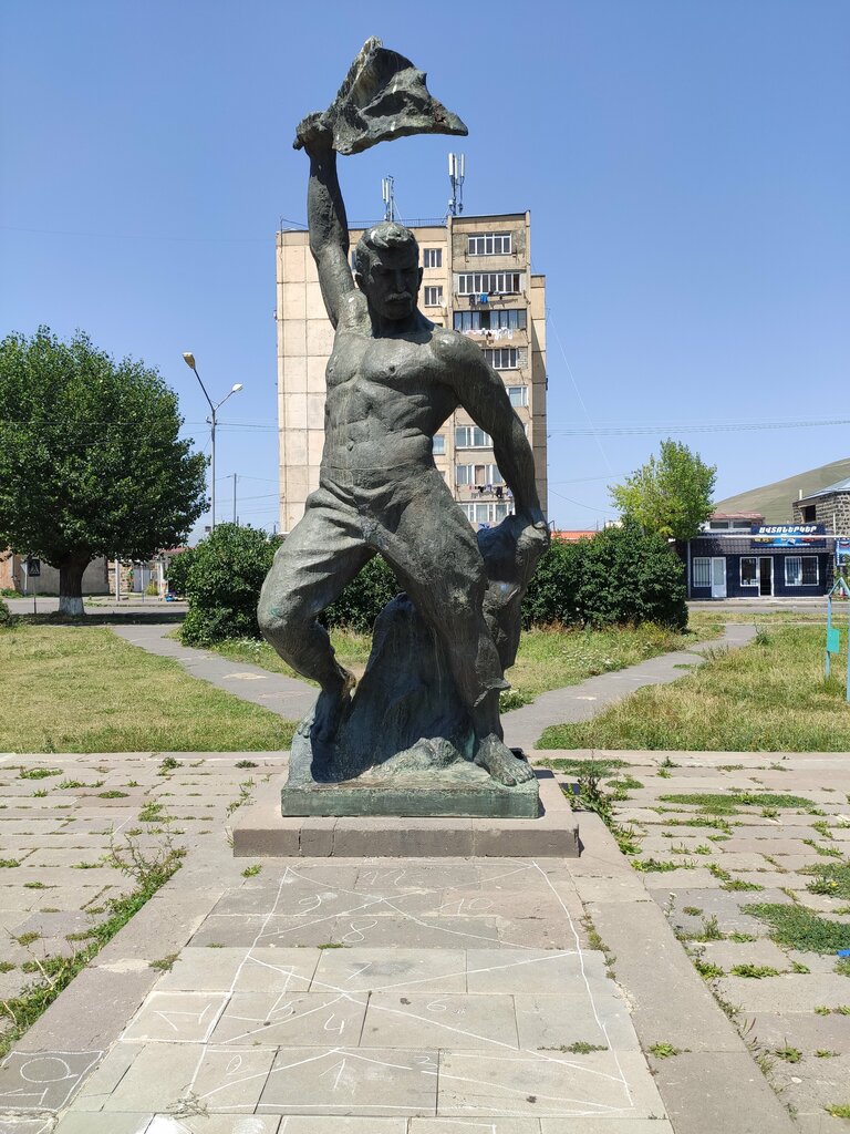 Anıt, heykel Monument To The Worker, Sevan, foto