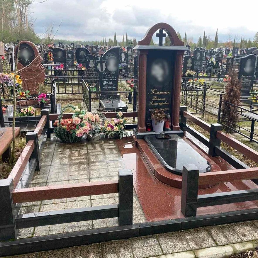 Heykel ve mezarlık taşı üreticileri Kamenny Blesk, Gomel, foto