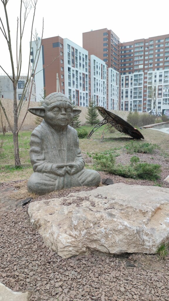 Park, sokak heykeli Йода, Novosibirsk, foto