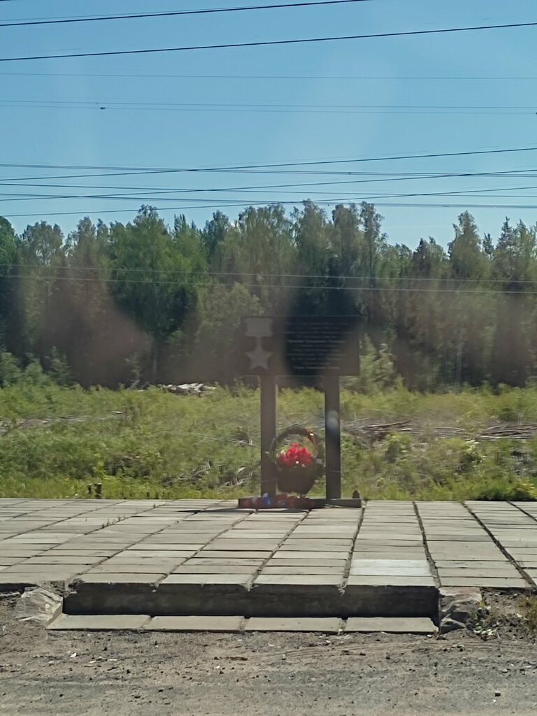 Anıt levhası, anıt taş Памятный знак на месте подвига В.Л. Полещука, Saint‑Petersburg ve Leningradskaya oblastı, foto