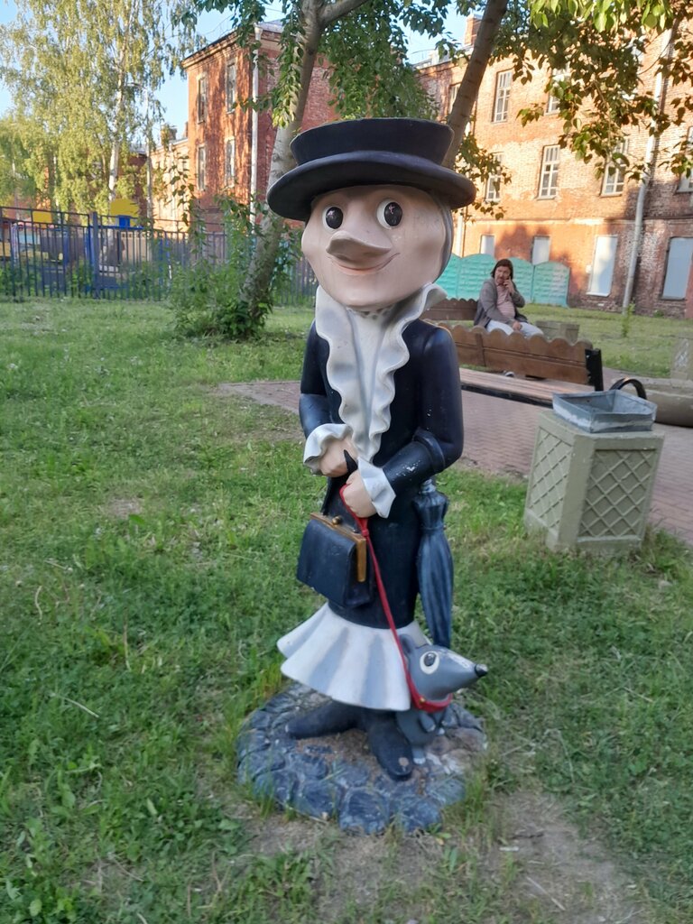 Park, sokak heykeli Шапокляк, Kronstadt, foto