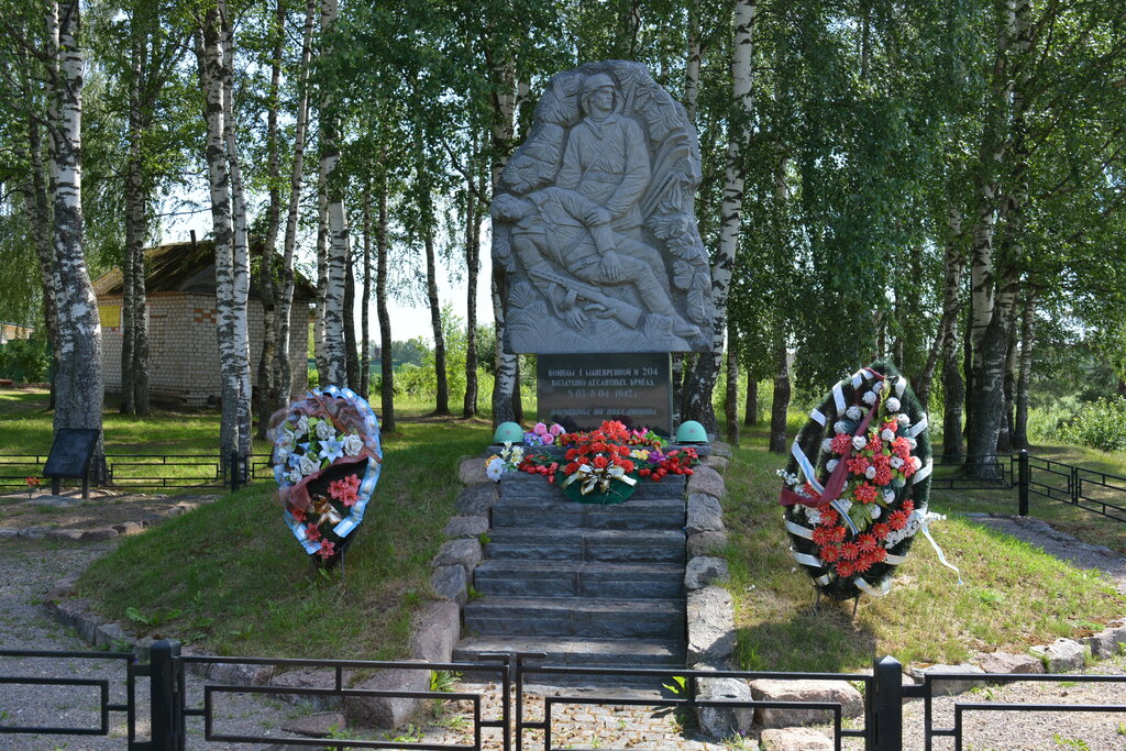 Anıt, heykel Воинам 1-й маневренной и 204-й воздушно-десантных бригад, Novgorodskaya oblastı, foto