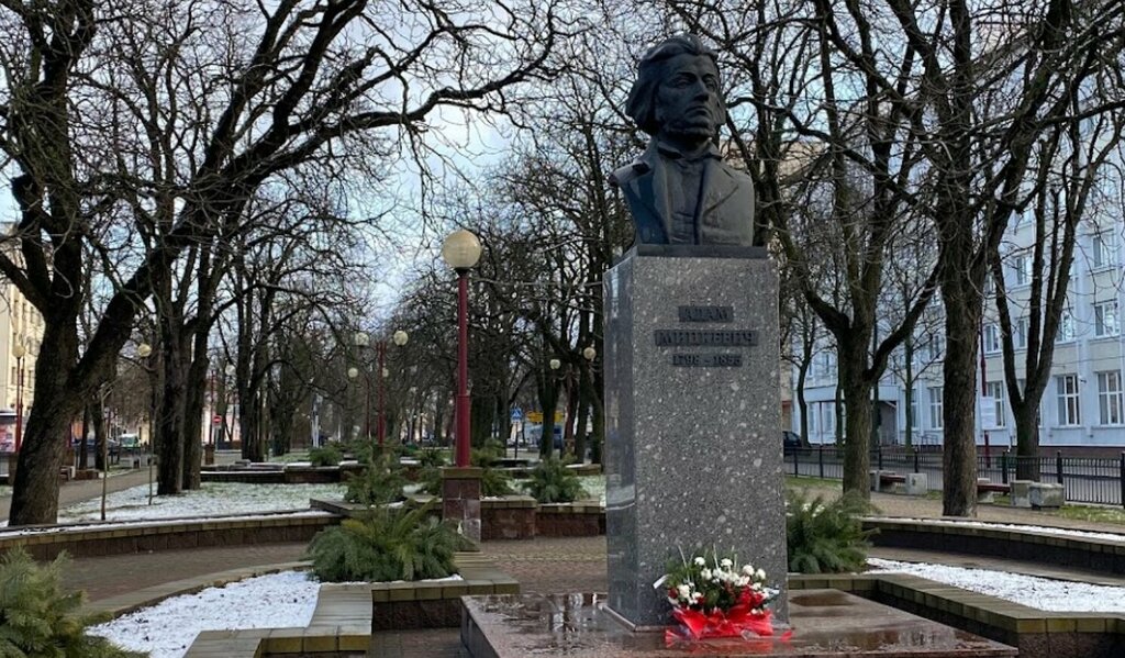 Anıt, heykel Pomnik Adama Mickiewicza, Brest, foto