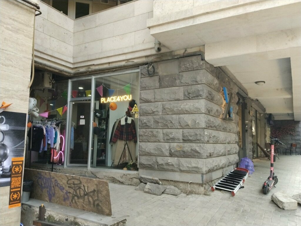 Giyim mağazası Place4you, Tiflis, foto