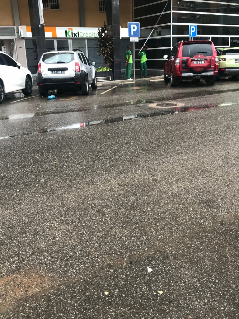 Aracı şirketler KixiCrédito Agência Marginal, Loanda, foto