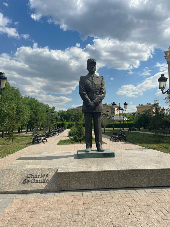 Anıt, heykel The monument to Charles de Gaulle, Astana, foto