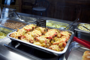 Atamanskiy Dvor (ulitsa Gagarina No:44, posyolok Uglegorskiy), kafe  Rostovskaya oblastından