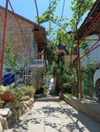 Gostevoy dom na beregu (Шоссейная улица No:24, село Солнечногорское), otel  Kırım Cumhuriyeti'nden