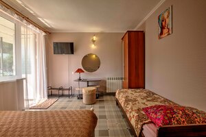 Zeleniy dvorik (Школьная улица No:5, село Изобильное), otel  Kırım Cumhuriyeti'nden