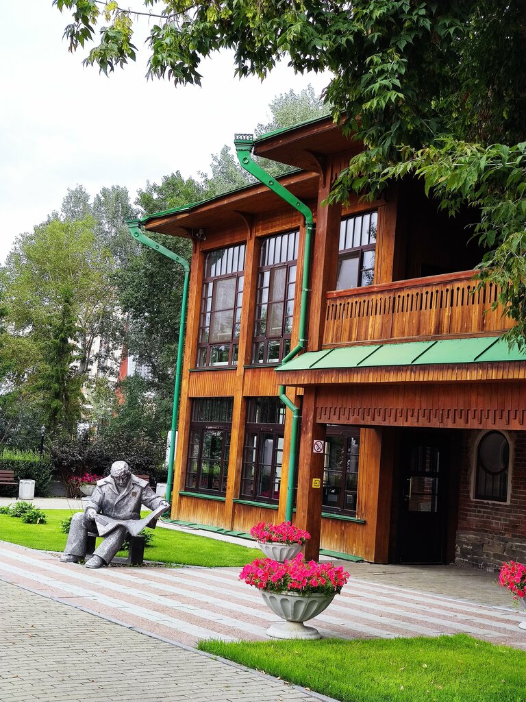 Park, sokak heykeli Скульптура Сталевар читает газету, Yekaterinburg, foto