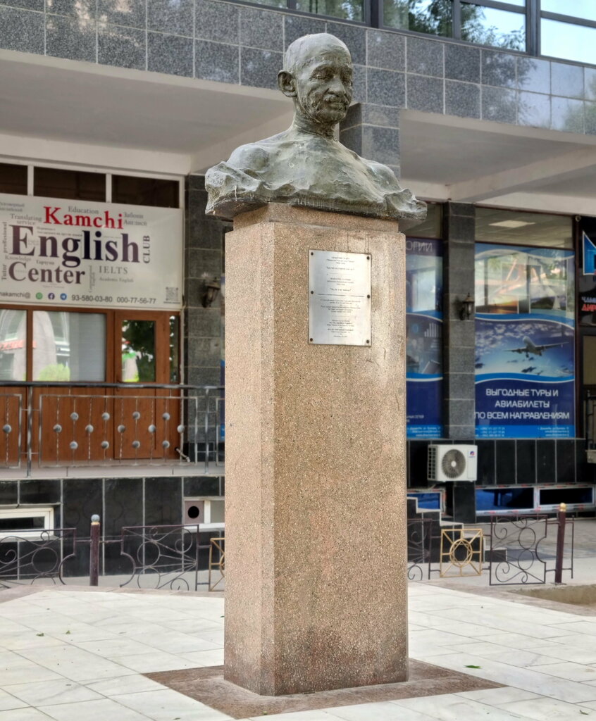 Anıt, heykel Памятник Махатме Ганди, Duşanbe, foto