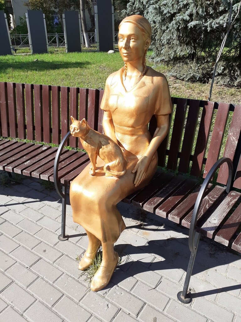Park, sokak heykeli Женщина с кошкой, Luga, foto