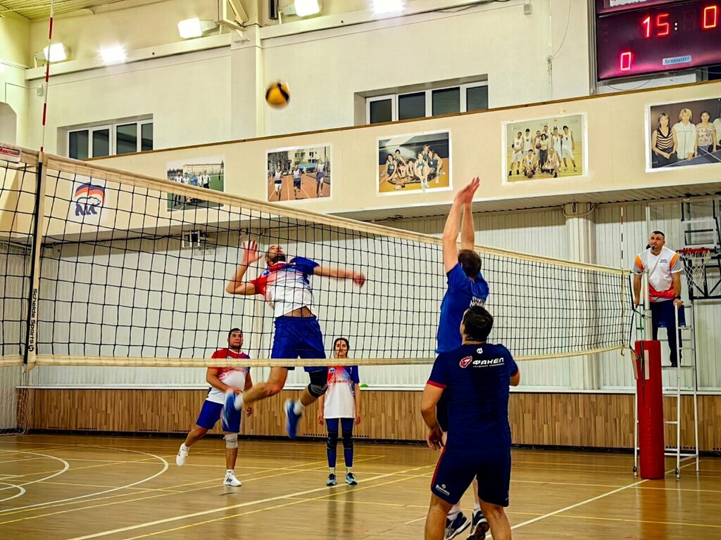 Çok amaçlı spor tesisleri Спортивно-оздоровительный комплекс Факел, Nadym, foto