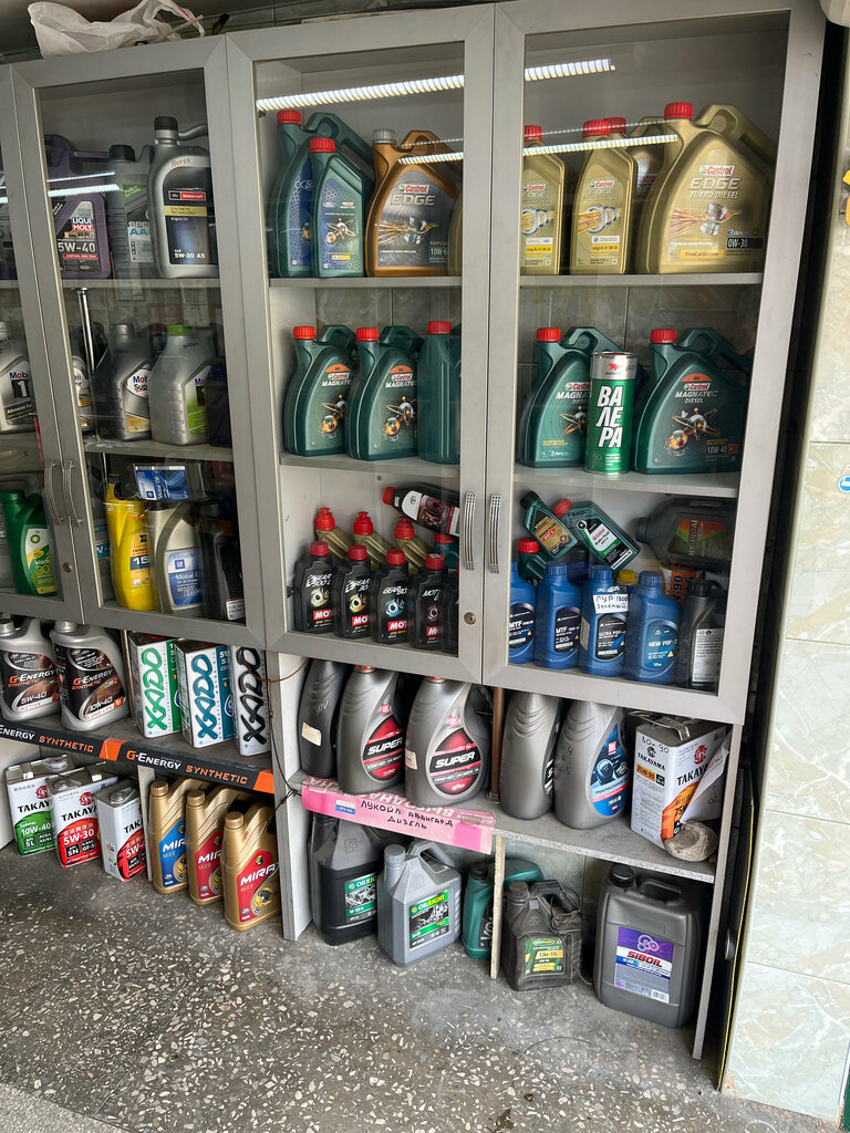 Otomobil yedek parçaları Auto parts and auto goods store, Tuapse, foto