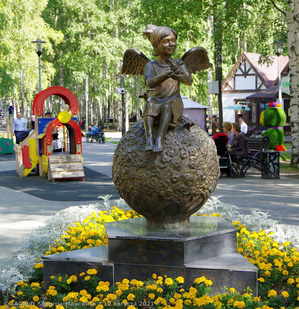 Park, sokak heykeli Девочка на шаре, Hantı‑Mansi, foto