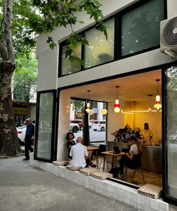 No More Mondays (Merab Kostavas Street No:21), kafe  Tiflis'ten