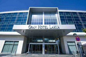 Gran Hotel Lakua (Comunidad Autónoma del País Vasco, Álava Province, Cuadrilla de Vitoria, Calle Tarragona, 8), otel  Vitoria'dan