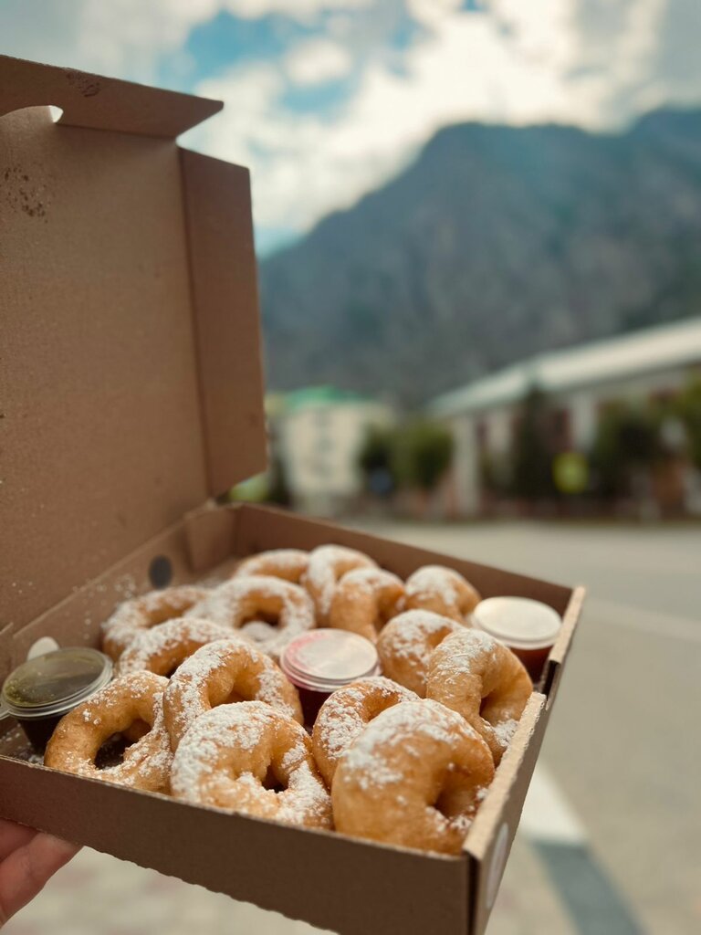 Kahve dükkanları Пышечная, Tyrnauz, foto