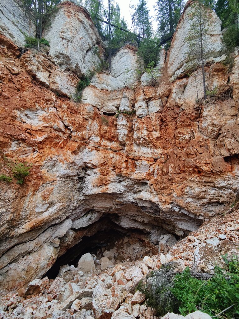 Turistik yerler Golubinsky Proval Cave, Arhangelskaya oblastı, foto