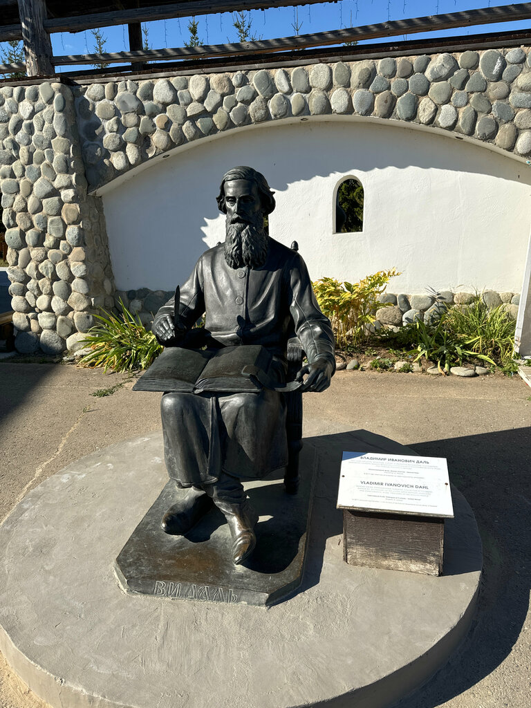 Anıt, heykel Vladimir Ivanovich Dahl, Kalujskaya oblastı, foto