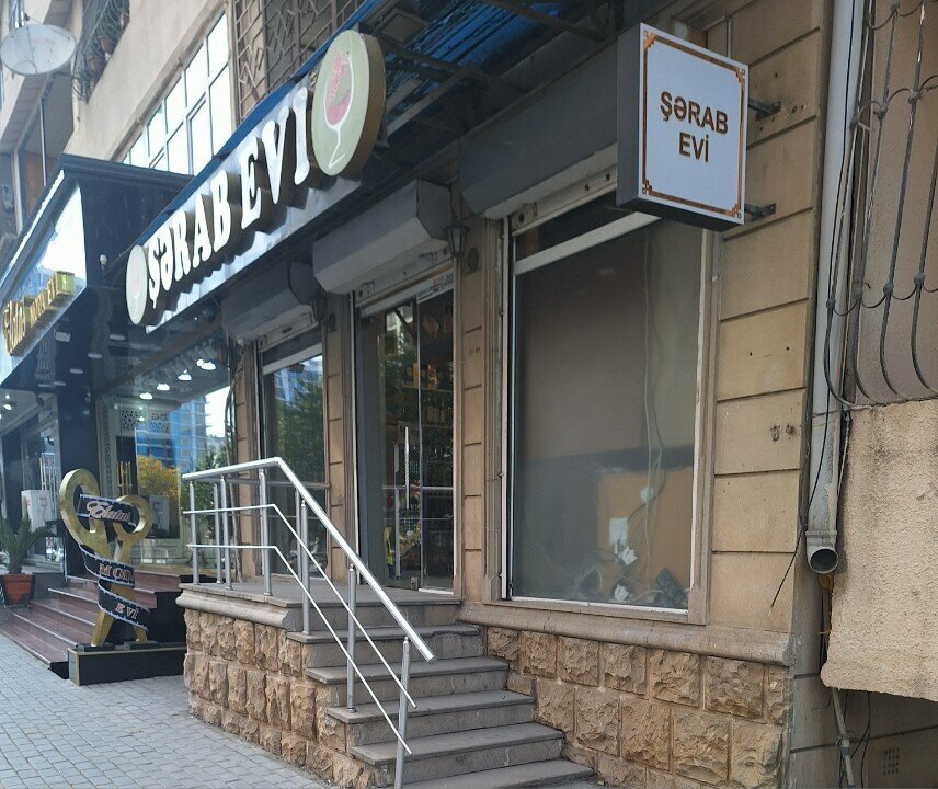Alkollü içecekler Sherab evi, Bakü, foto