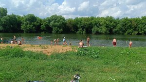 Городской пляж (Lipetsk Region, Lebedyan, posyolok Mashinostroitelnogo Zavoda), plaj  Lebedian'dan