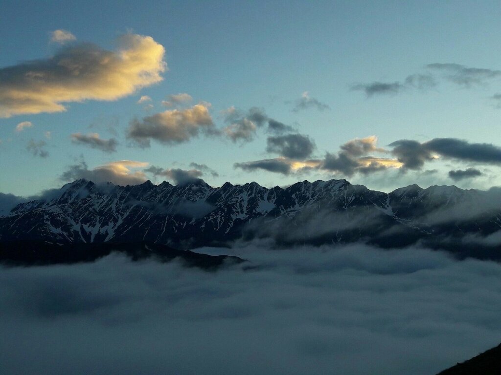 Dağ zirvesi Гора Лазарчу, Çeçen Cumhuriyeti, foto