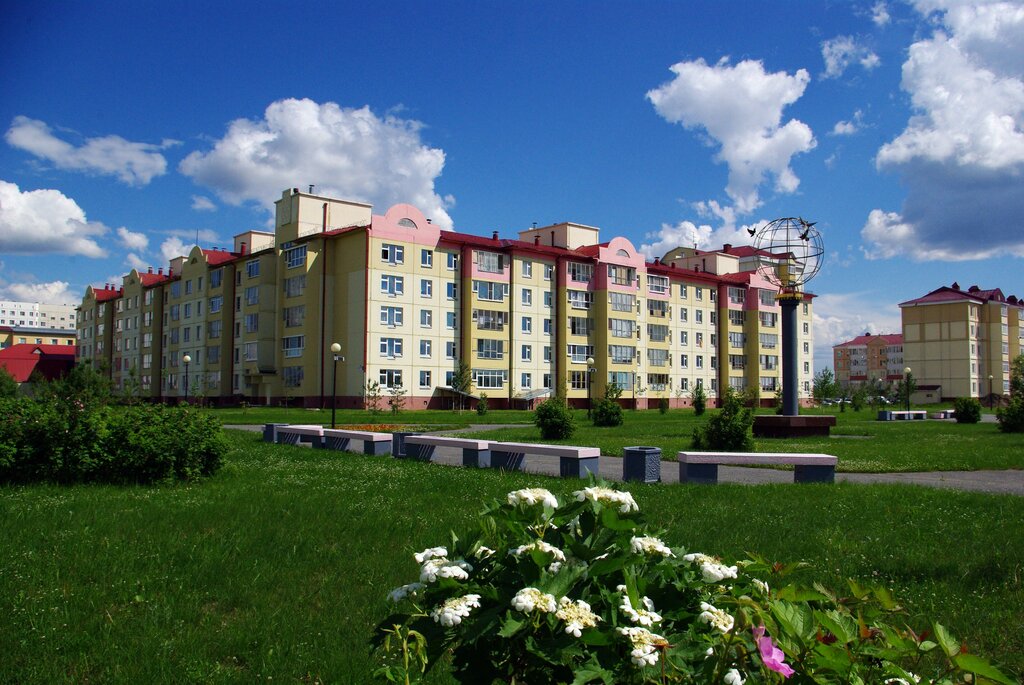 Park, sokak heykeli Земной шар и голуби, Langepas, foto