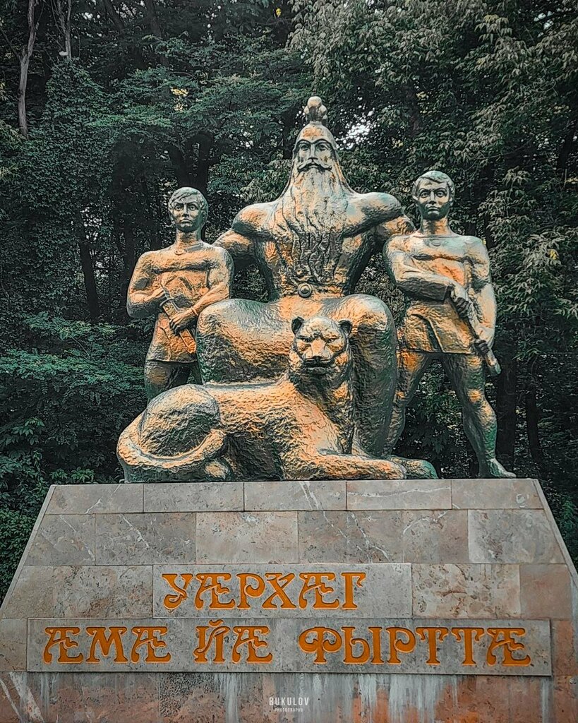 Park, sokak heykeli Уархаг и его сыновья, Vladikavkaz, foto
