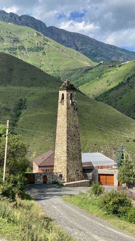 Unutulmaz olayların yeri Башня Цуровых, İnguşetya, foto