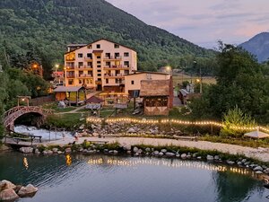 YetiHouse (Teberda, territoriya Dzhamagatskoye ushchelye 2), otel  Teberda'dan