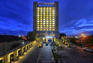 DoubleTree by Hilton Hotel Pune - Chinchwad (C-32, MIDC, Tata Motors Road Chinchwad Пуна, Индия), otel  Pimpri‑Chinchwad'dan
