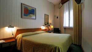 London Hotel (Via Rovello No:3), otel  Milano'dan