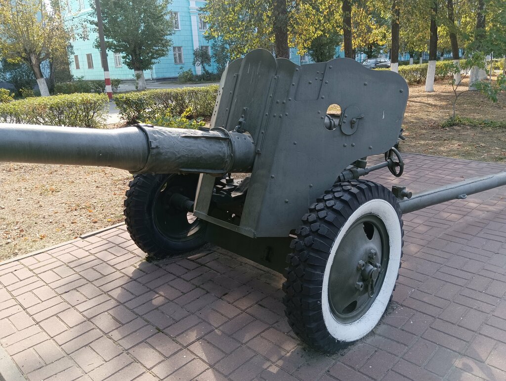 Teknoloji anıtı Дивизионная пушка Д-44, Dzerjinsk, foto