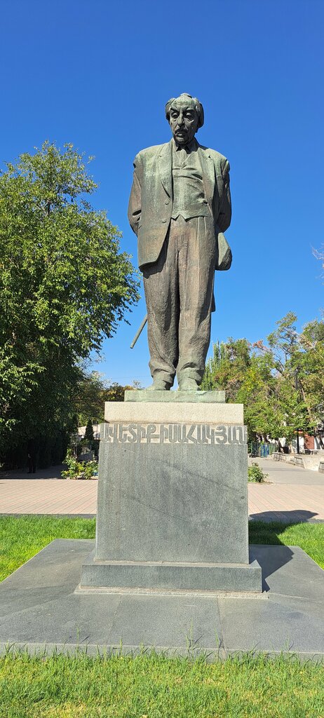 Anıt, heykel Avetik Isahakyan, Erivan, foto