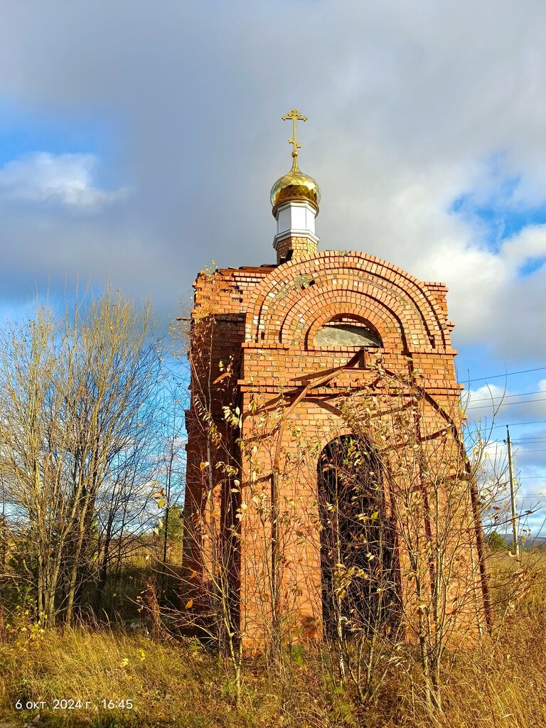 Şapel, haç anıtı Часовня, Sverdlovskaya oblastı, foto