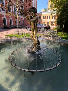 Fountain (Saint Petersburg, 10th Krasnoarmeyskaya Street), çeşme  Saint‑Petersburg'dan