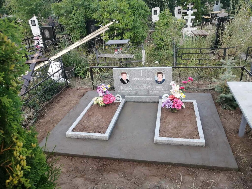 Heykel ve mezarlık taşı üreticileri St Granit, Tolyatti (Togliatti), foto