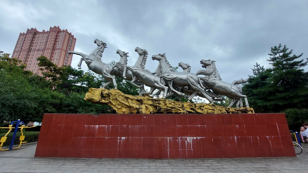 Park, sokak heykeli Восемь скакунов Мувана, Jilin, foto