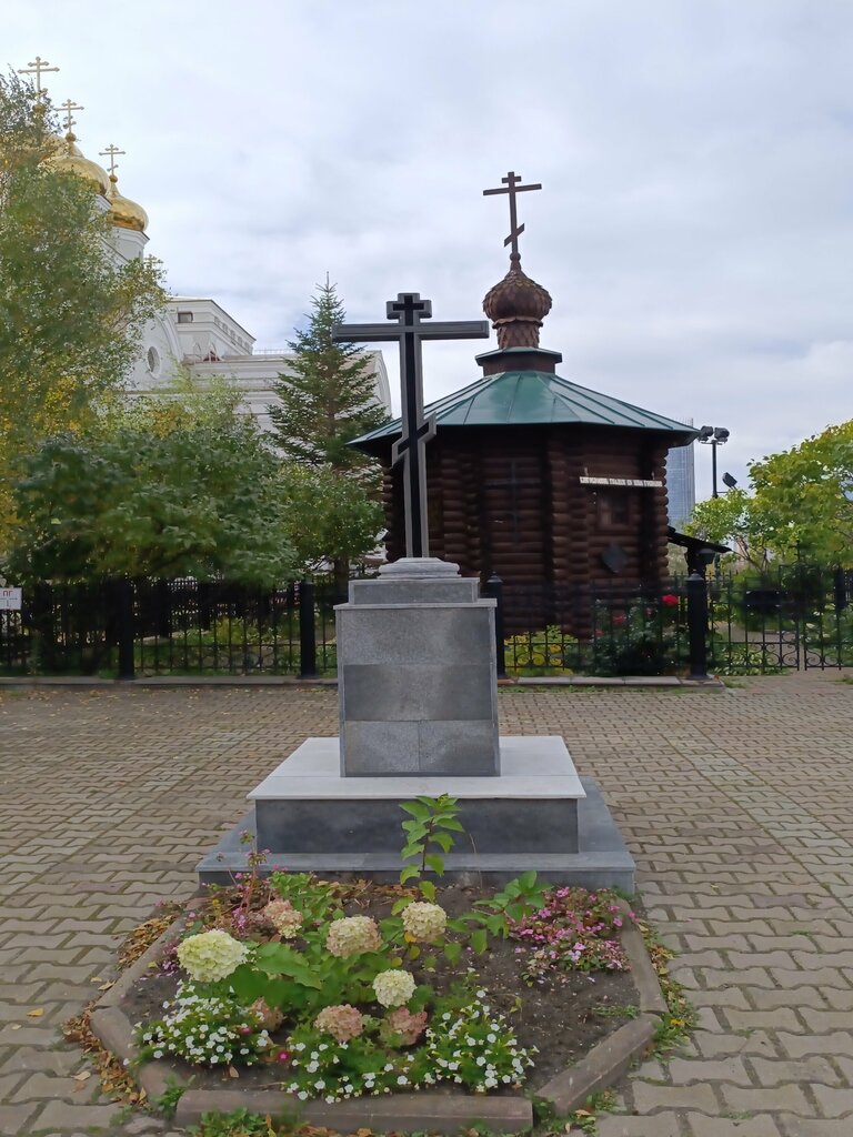 Şapel, haç anıtı Chapel of Elisaveta Feodorovna and Varvara the Holy Martyrs, Yekaterinburg, foto