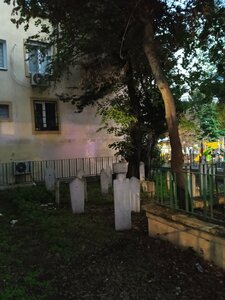 Akşemsettin Mezarlığı (Akşemsettin Mah., Akdeniz Cad., No:109/1A, Fatih, İstanbul), mezarlıklar  İstanbul'dan
