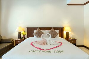 The Front Village (566 Patak Road, Karon, Muang, Phuket 83100 ), otel