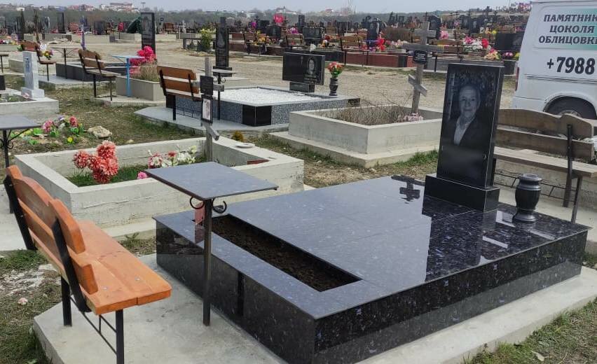 Heykel ve mezarlık taşı üreticileri SevMemorial Memory Alley, Sevastopol, foto