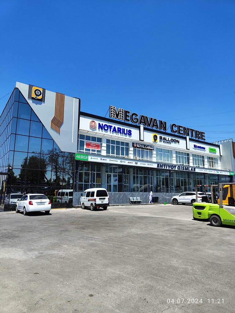 Otomobil yedek parçaları Tire and Car repair shop, Taşkent, foto