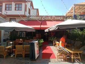 Akdeniz Çiçek Pasajı (Tuzcular Mah., Uzun Çarşı Sok., No:14, Muratpaşa, Antalya), bar  Antalya'dan