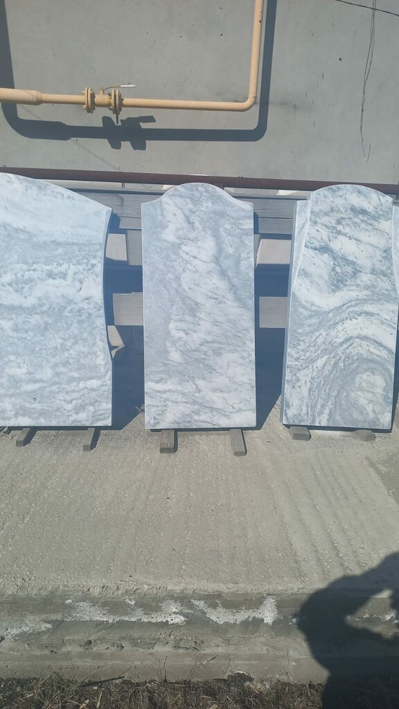 Heykel ve mezarlık taşı üreticileri Мир камня, Barnaul, foto